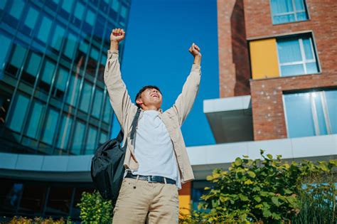 기쁨을 위해 점프 한 젊은 남자가 두 팔을 들고 자신의 성공을 축하합니다 20 24세에 대한 스톡 사진 및 기타 이미지 20 24세 남성 남자 Istock