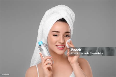 회색 배경에 면봉으로 화장을 지우는 테리 수건에 아름 다운 여자 20 24세에 대한 스톡 사진 및 기타 이미지 20 24세 건강한 생활방식 깨끗한 Istock