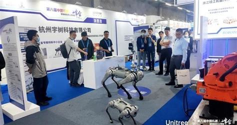 宇树机器人隆重亮相中国机器人峰会 科技助力探索更多应用场景！ 机器人 中国机器人 应用场景 新浪新闻