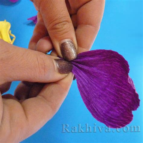 Как се прави украса за първа пролет цвете от креп хартия