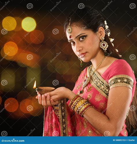 La Ragazza Indiana Passa Le Luci Di Diya Della Tenuta Immagine Stock Immagine Di Etnico
