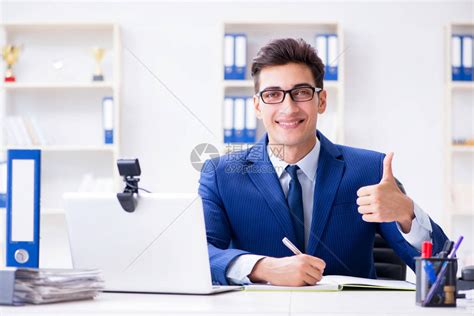 在办公室工作的青年求助高清图片下载 正版图片505291611 摄图网