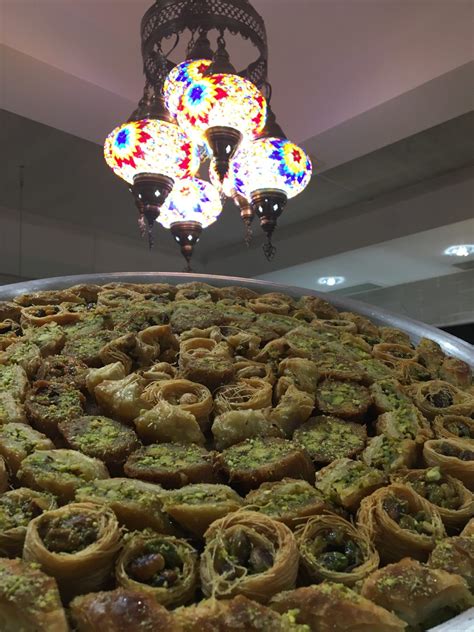 Хапни на място или вземи за вкъщи: Уникални арабски сладкиши с вкус и ...
