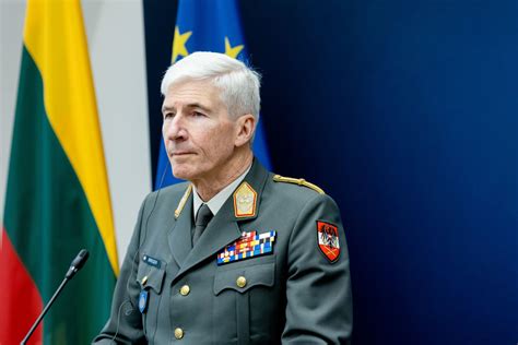 Eskk Pirmininko Generolo Robert Brieger Ir Valdemaro Rupšio Spaudos Konferencija Galerija