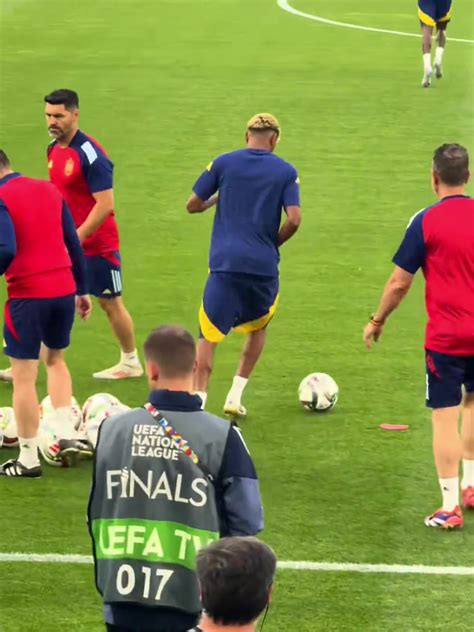 精神小伙!亚马尔这裤子老往下掉西海岸穿搭习惯漏半个屁股 24vs直播 精神小伙!亚马尔这裤子老往下掉西海岸穿搭习惯漏半个屁股 24vs直播