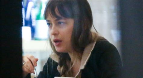 Dakota Johnson Bez MakijaŻu Na Kolacji Z Przyjaciółką