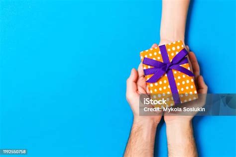 화려한 배경에 선물을주고받는 여자와 남자의 상단보기 사랑과 관계 개념 복사 공간 2명에 대한 스톡 사진 및 기타 이미지 2명