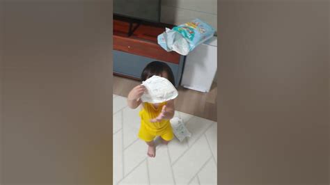 기저귀 가져와서 갈아달라고 눕는 18개월 아기 Youtube