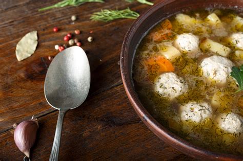 나무 테이블에 점토 판에 미트볼과 수 제 수프 맛 있는 수 제 점심 감자 요리에 대한 스톡 사진 및 기타 이미지 감자 요리 건강한 식생활 고급 요리 Istock