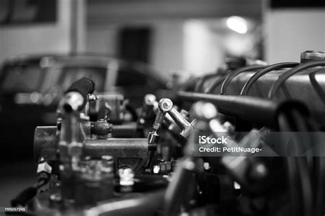 모터 실린더 헤드 매크로 스틸 오래된 빈티지 자동차 수리 차고 흑백 구형 자동차에 대한 스톡 사진 및 기타 이미지 구형