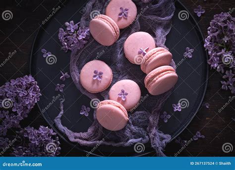 Lila Deliciosa Y Deliciosa De Macarons Postre Con Sabor A Flor Foto De