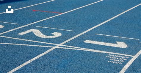 흰색 선이 있는 파란색 트랙 사진 Unsplash의 무료 러닝 트랙 이미지