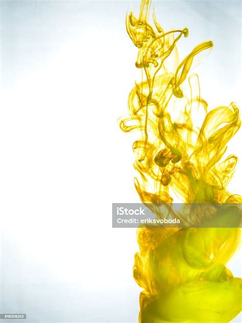 흰색 바탕에 물에 잉크 소용돌이 친다 물에 페인트 얼룩입니다 물 근접에 있는 컬러 잉크의 방울은 부드러운 보급 추상적인 배경입니다 색상의 폭발 밝아진 아크릴 잉크 구름에