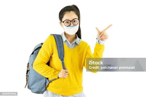 노란 셔츠와 안경을 쓰고 있는 젊은 아시아 학생 여성 하얀 배경에 고립된 바이러스가 발병하여 학교에 가기 위해 가방을 들고 가방에 대한 스톡 사진 및 기타 이미지 Istock