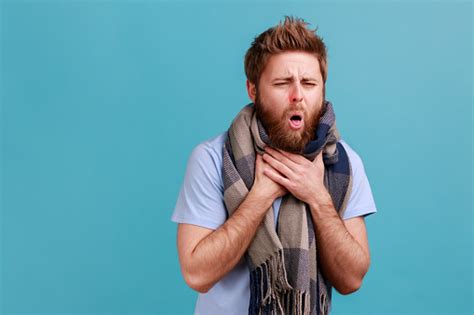 기침하는 사람 인후통 고온열 계절성 인플루엔자 증상으로 몸이 좋지 않은 느낌 30 34세에 대한 스톡 사진 및 기타 이미지 30 34세 감기와 독감 건강관리와 의술