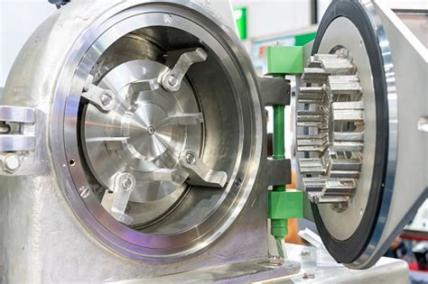 산업 제조 공정에서 식품 의약품 또는 화학 물질을위한 스테인레스 스틸 보편적 인 분쇄기 미세 분쇄기 기계의 챔버 내부 세부 사항 약에 대한 스톡 사진 및 기타 이미지