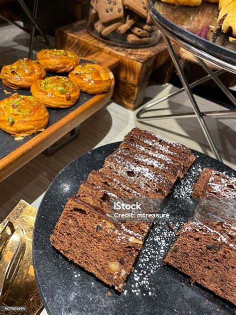 호텔 레스토랑 뷔페에서 갓 구운 아침 케이크 조각 초콜릿과 호두 스폰지 케이크 덴마크 페이스트리 초콜릿 칩 비스킷의 유리 쿠키