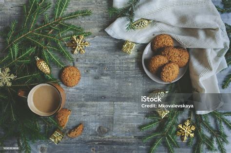 아늑한 크리스마스와 겨울 설정 수 제 쿠키 커피와 빈 공간으로 새 해 장식의 상위 뷰 가정 주방에 대한 스톡 사진 및 기타 이미지 가정 주방 가정의 방 겨울 Istock