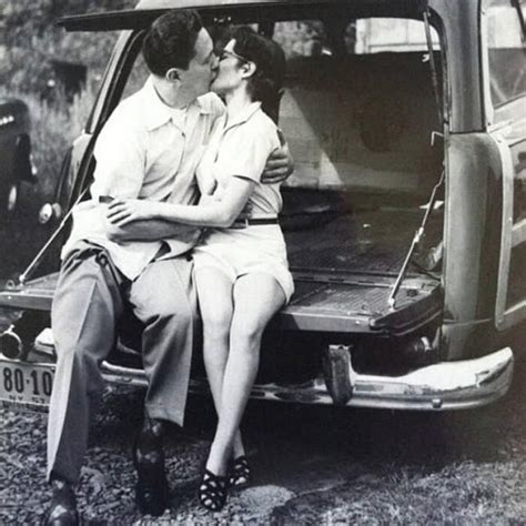 21 Foto Storiche Dimostrano Che I Tempi Cambiano Ma Lamore No Coppia