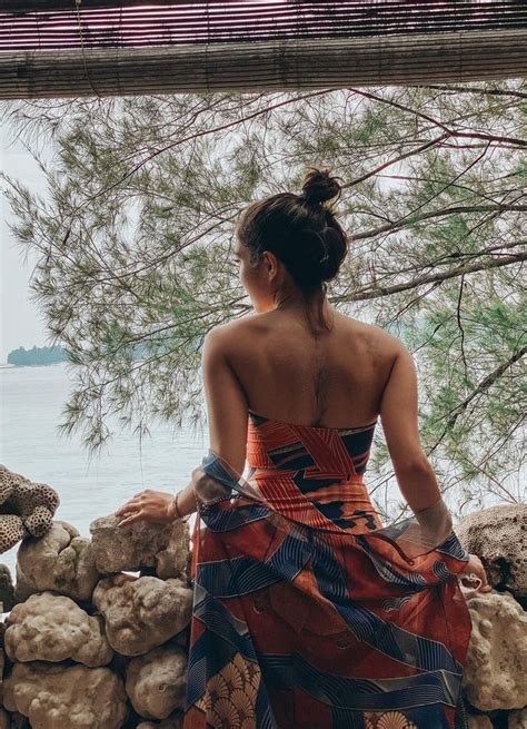 Gisel Pamer Punggung Berotot