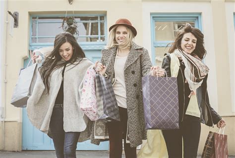 거리에 걸어 3 최고의 친구입니다 젊은 여성의 가장 좋은 친구 거리에서 쇼핑 하 고 3 명에 대한 스톡 사진 및 기타 이미지 3 명 가방 거리 Istock