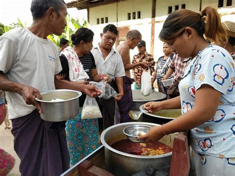 ဆားလင်းကြီးရှိ စစ်ဘေးရှောင် ပြည်သူများကို အစားအသောက်များ ကျွေးမွေးလှူဒါန်း Khit Thit Media
