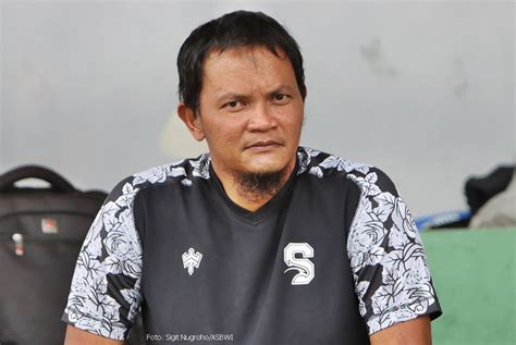 10 Kiper Legendaris Timnas Indonesia Pernah Tepis Tendangan Pele