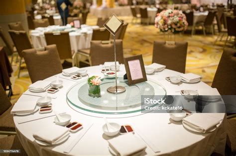 결혼식 또는 다른 테이블 세트 이벤트 저녁 식사 실내에서 식사에 대 한 설정 럭셔리 웨딩 테이블에 음식을 제공 했었죠 축 하에 대 한 준비 레스토랑에서 테이블 정렬 개체