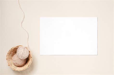 고리버들 바구니에 실을 뜨개질하고 흰색 초대 장카드 모형 베이지 색 배경 공간을 복사합니다 0명에 대한 스톡 사진 및 기타