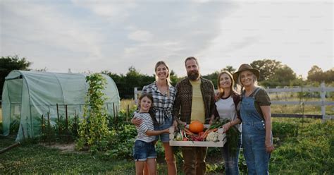 행복한 젊은이와 노인 농부 또는 정원사가 커뮤니티 농장에서 야외에서 일하고 있습니다 사진 Unsplash의 식물 이미지