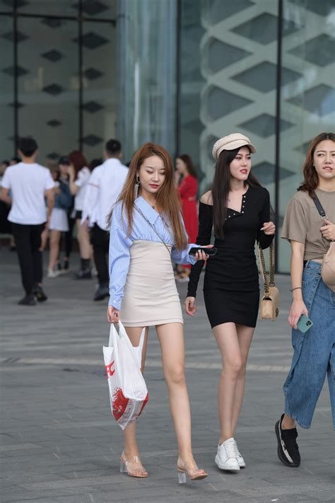 사진작가의 거리 사진 작품 하얗고 부드러운 다리가 내 앞에서 흔들리고 있다 V PH