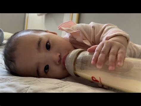 우유도먹고 엄마도 봐야하는 바쁜 아기 YouTube