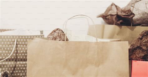 쇼핑 크리스마스 쇼핑 개념 텍스트를 위한 공간 큰 판매 흰 벽을 배경으로 선물을 가진 많은 갈색 종이 봉지 블랙 프라이데이 계절 판매 사진 Unsplash의