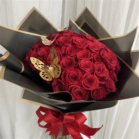 Ramo Buchon Rose Bouquet With 50 Roses And Butterflies Wrap Flowers