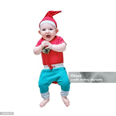하얀 담요에 크리스마스 장식이 있는 산타 모자를 쓴 아기 유아 6개월 된 아이 새해 플랫 누워 평면도 흰색 배경에 고립 2 5 개월에 대한 스톡 사진 및 기타 이미지