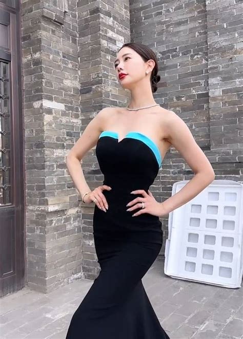 패션엔 클라라 대륙을 강타한 머메이드 여신 비현실 비율의 오프숄더 드레스룩