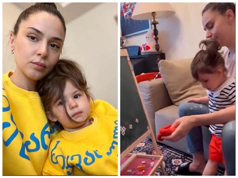 სოფო ნიჟარაძე ქალიშვილს ინგლისურ ანბანს ასწავლის ვიდეო მშობლები