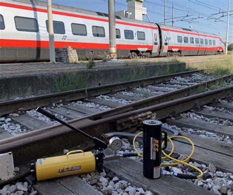 Hydraulic Cylindrical Jack For Derailed Vehicles Bic 50 L Fcs Railway Equipment
