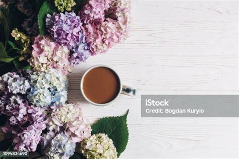 해피 어머니의 날입니다 아름 다운 수 국 꽃과 소박한 흰색 나무에 커피 컵 플랫이 하다 화려한 핑크 파랑 녹색 수 국 테두리 텍스트 위한 공간 인사말 카드입니다 안녕하세요