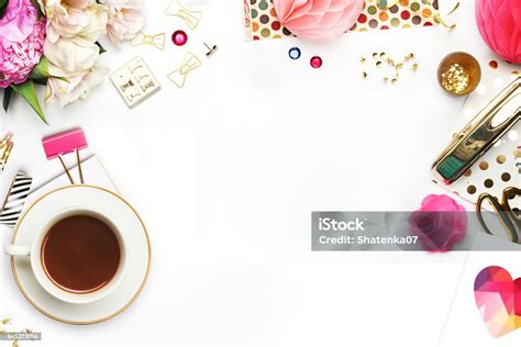 우아한 여자 데스크톱입니다 커피 컵 및 테이블에 항목이 없습니다 작품에 대 한 모형입니다 위에서 볼 수 있습니다 플랫이 하다 0명에 대한 스톡 사진 및 기타 이미지 Istock