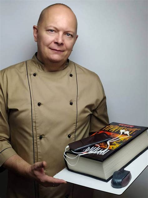 Солодке фентезі кондитер з Дніпра приготував торт у вигляді книги Пратчета Читайте на Ukr Net