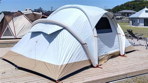 「テントの入り口は風上にする」は正しい？間違い？風が吹く日の対策を徹底解説 キャンプのコツ 【be Pal】キャンプ、アウトドア、自然派