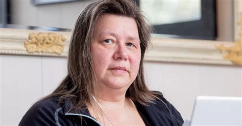 Mens Sjefen Får Sykelønna Direkte Inn På Konto Må Renholder Ann