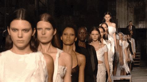Runway Models S Get The Best  On Giphy