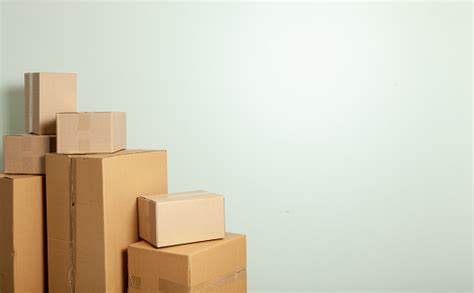 일 이동 상품의 배송 쇼핑 회색 벽 배경에 골 판지 상자 텍스트의 공간을 복사 합니다 0명에 대한 스톡 사진 및 기타 이미지 Istock