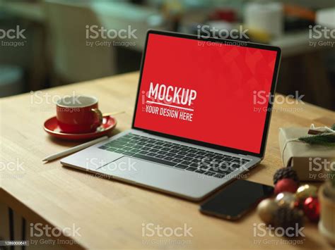 커피 컵 선물 상자 및 장식으로 나무 테이블에 노트북을 조롱 크리스마스에 대한 스톡 사진 및 기타 이미지 크리스마스 노트북 탁자 Istock