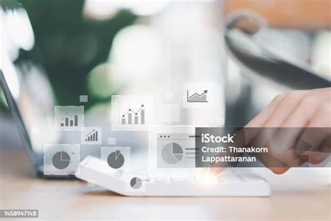 비즈니스 사람들은 온라인 비즈니스 통계 차트 보고서를 계산하여 기업 전략을 분석하고 개선하고 재무 및 마케팅 문서 회사 성장