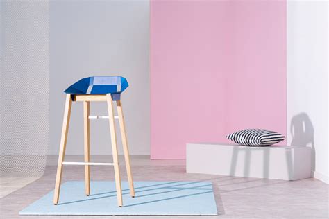 블루 바의 실제 사진 밝은 스튜디오 인테리어에 흰색 벽에 그림자를 주조 하는 목조 다리의 자 받침대에 대한 스톡 사진 및 기타 이미지 Istock