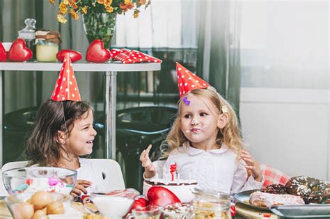 테이블에 케이크와 함께 생일을 축 하 행복 한 작은 두 여자 아이 사랑 스 럽 고 아름 다운 2 3 살에 대한 스톡 사진 및 기타 이미지 Istock