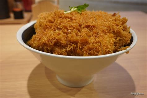 目の前の土俵を見やりながら、デカ盛りのカツ丼をいただく「横綱とんかつ どすこい田中」 じきの食歴